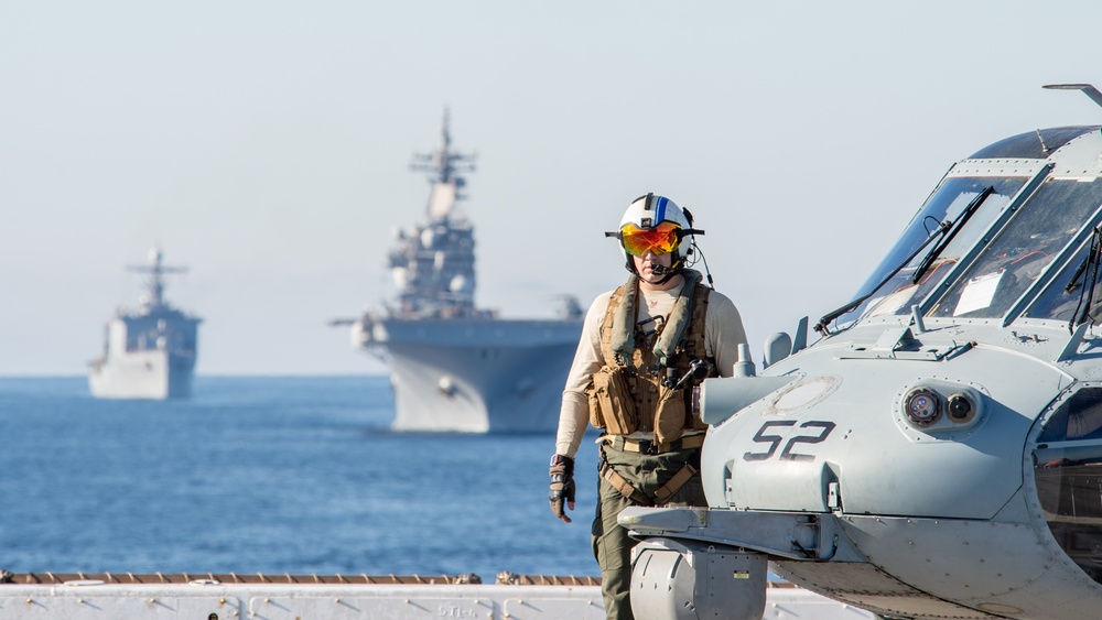 DVIDS - Images - USS Somerset and USS Boxer Conduct Flight Quarters ...
