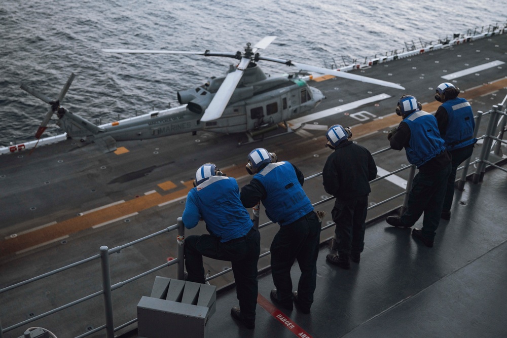 DVIDS - Images - VMM-165, HSC-23 Land Aboard USS Boxer [Image 1 of 7]