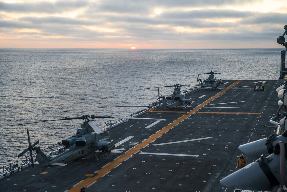 DVIDS - Images - VMM-165, HSC-23 Land Aboard USS Boxer [Image 4 of 7]
