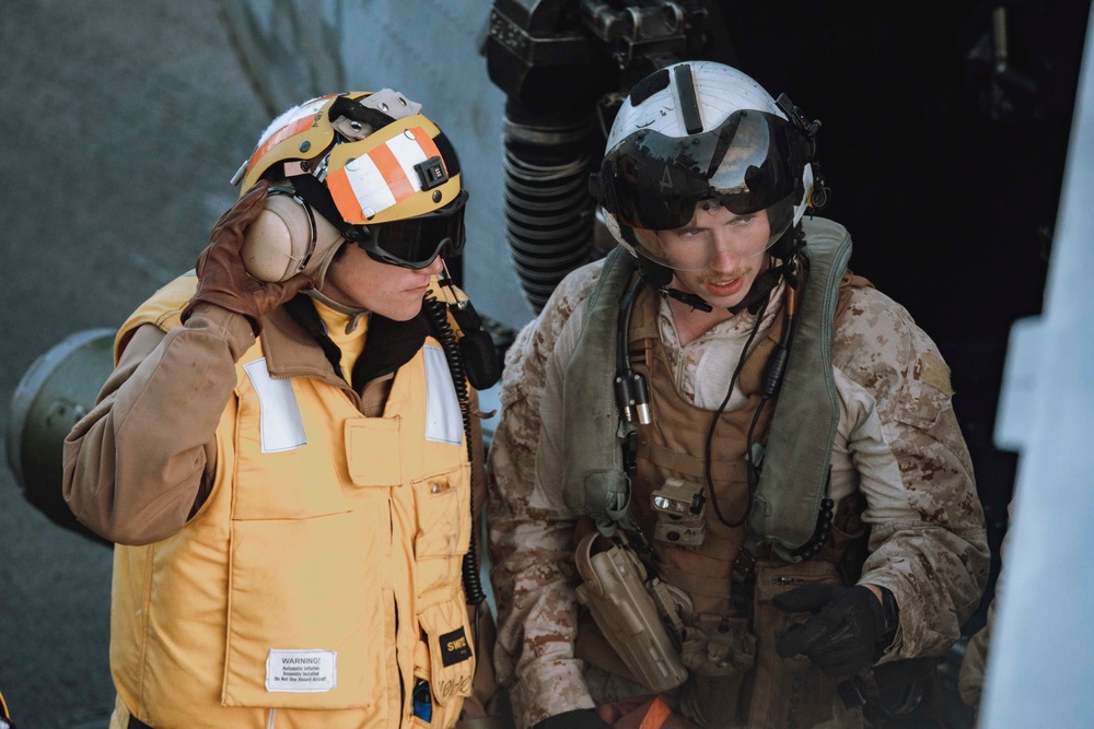 DVIDS - Images - VMM-165, HSC-23 Land Aboard USS Boxer [Image 5 of 7]