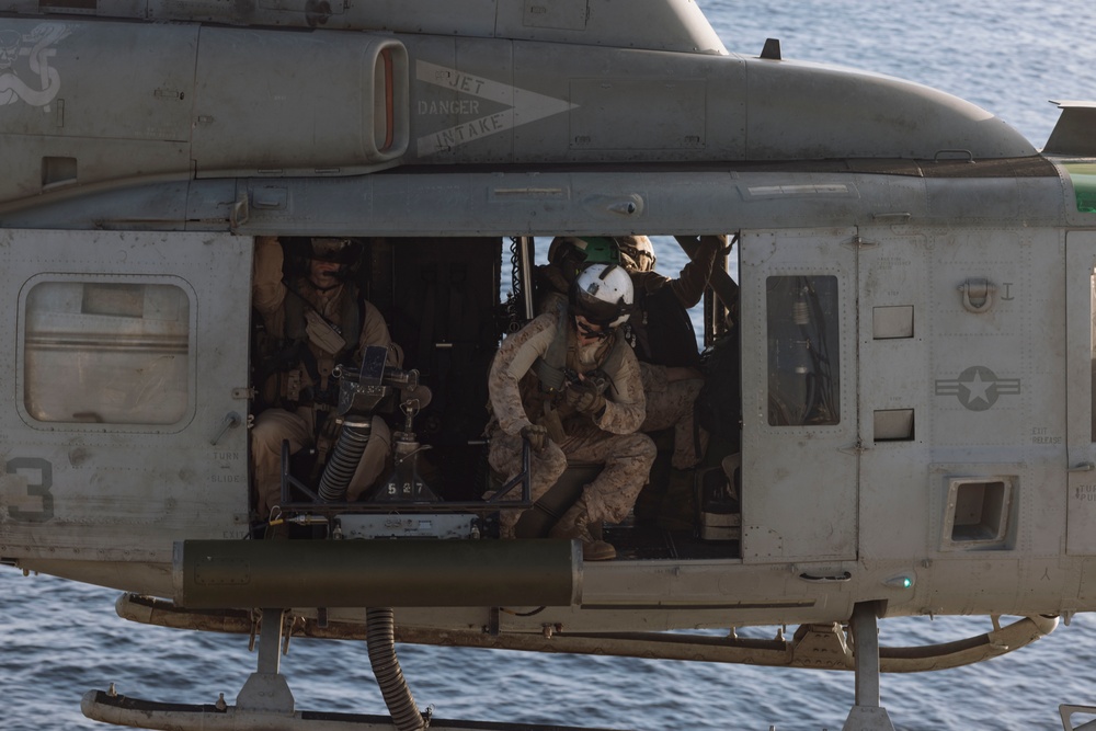 DVIDS - Images - VMM-165, HSC-23 Land Aboard USS Boxer [Image 7 of 7]