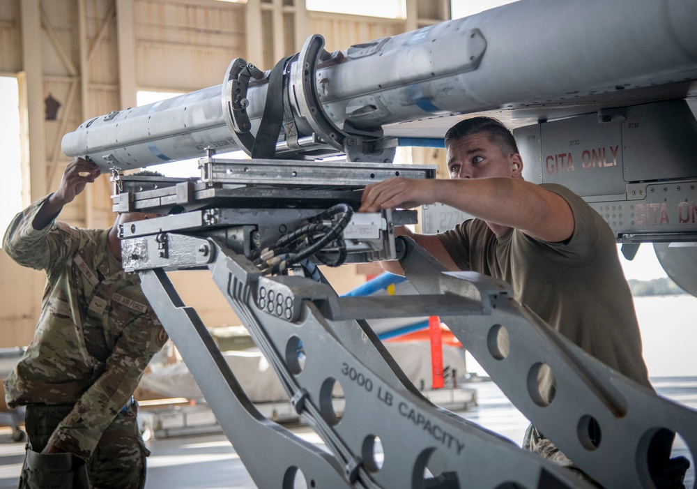 DVIDS - Images - Weapons load competition Q3 [Image 7 of 9]