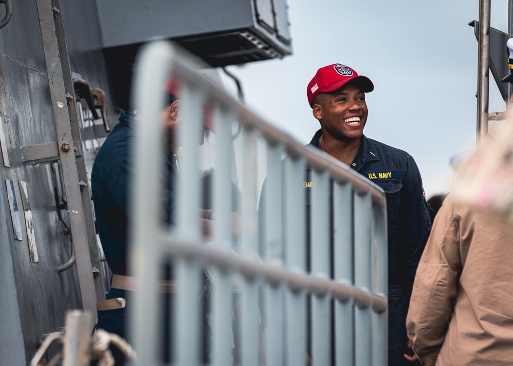 DVIDS - Images - USS CARNEY (DDG 64) DEPARTS FOR DEPLOYMENT [Image 4 of 8]