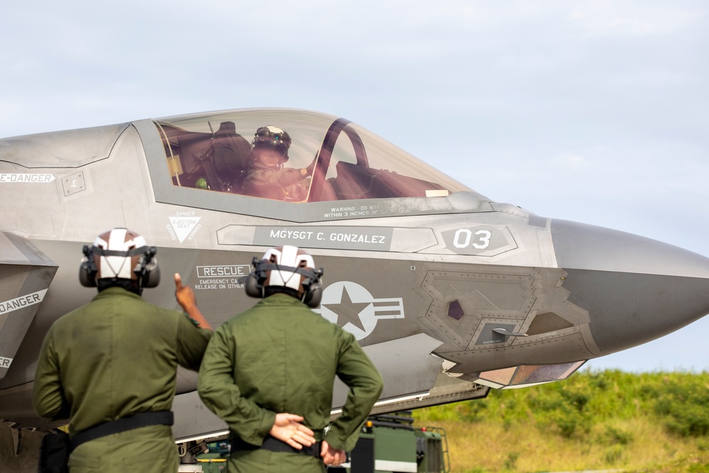 DVIDS - Images - RD 23 FTX: 1st MAW conducts flight operations on Ie ...