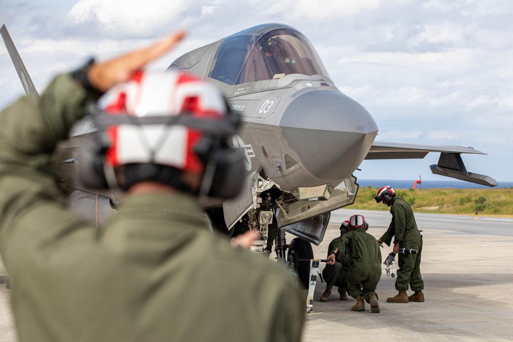 DVIDS - Images - RD 23 FTX: 1st MAW conducts flight operations on Ie ...