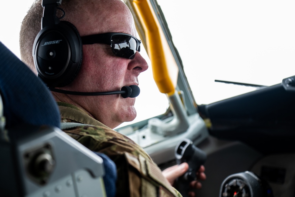 DVIDS - Images - 6th ARW commander refuels 20th FW F-16s [Image 1 of 6]