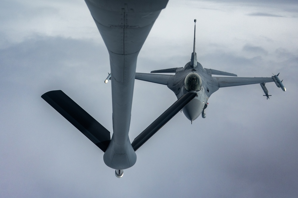 DVIDS - Images - 6th ARW commander refuels 20th FW F-16s [Image 2 of 6]