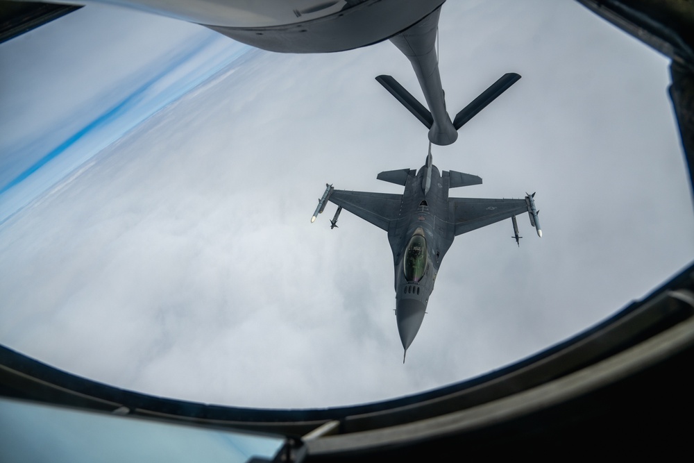 DVIDS - Images - 6th ARW commander refuels 20th FW F-16s [Image 4 of 6]