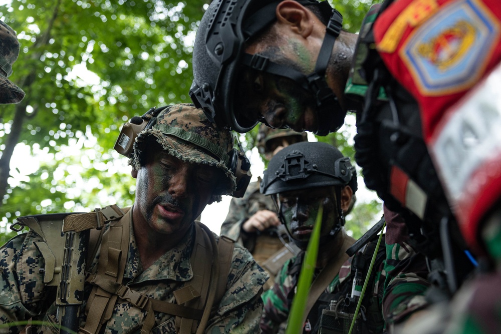 DVIDS - Images - KERIS MAREX 23: MRF-SEA Raid Patrol [Image 9 of 16]