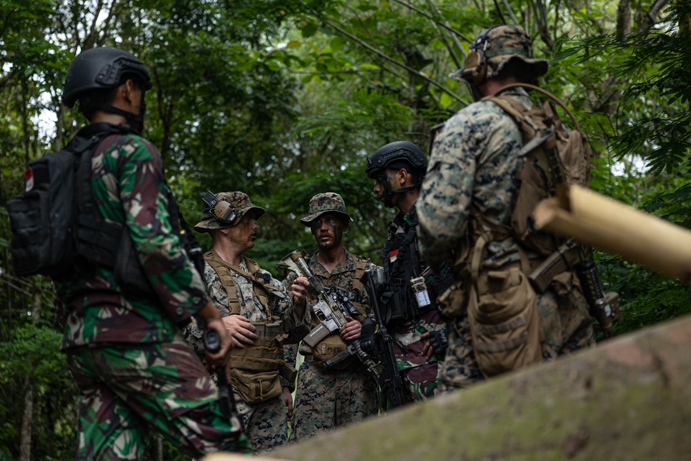 DVIDS - Images - KERIS MAREX 23: MRF-SEA Raid Patrol [Image 12 of 16]
