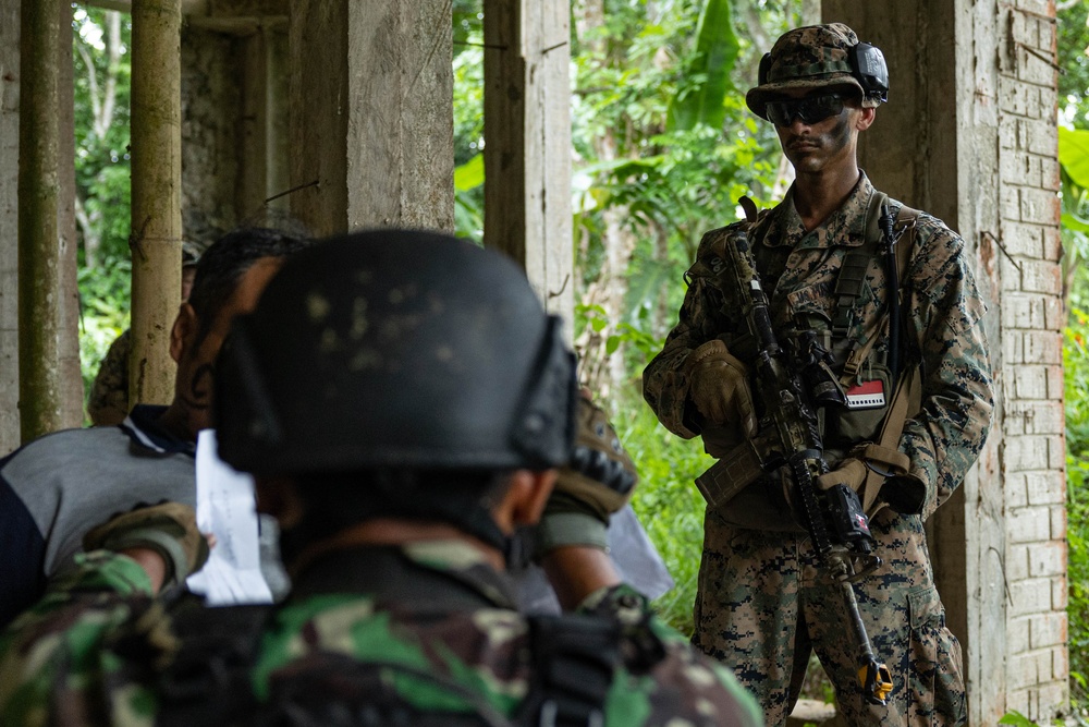 DVIDS - Images - KERIS MAREX 23: MRF-SEA Raid Patrol [Image 13 of 16]