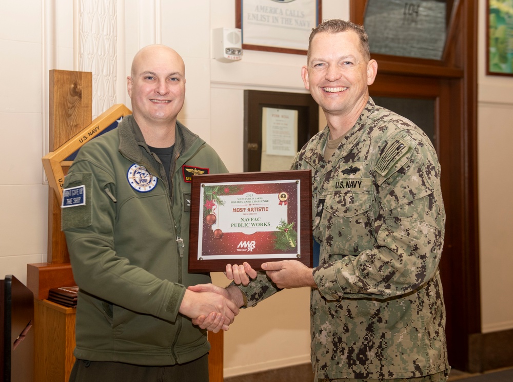 DVIDS - Images - NSGL Tree Lighting Ceremony [Image 7 of 9]