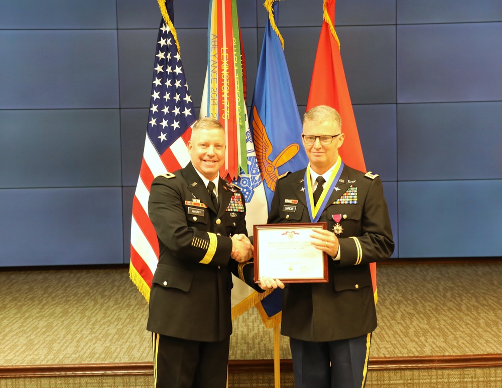 DVIDS - Images - CW4 Linnean receives award