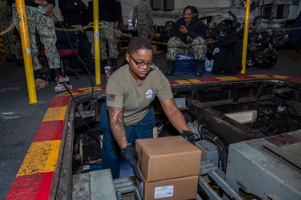 DVIDS - Images - Sailors conduct routine operations [Image 5 of 6]