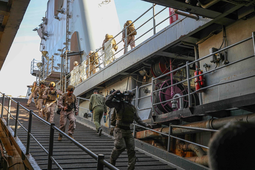 DVIDS - Images - USS Carter Hall (LSD 50) Conducts Mass Casualty Drill ...