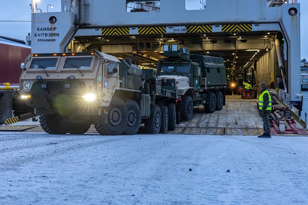 DVIDS - Images - Norway Pier Unload [Image 4 of 9]