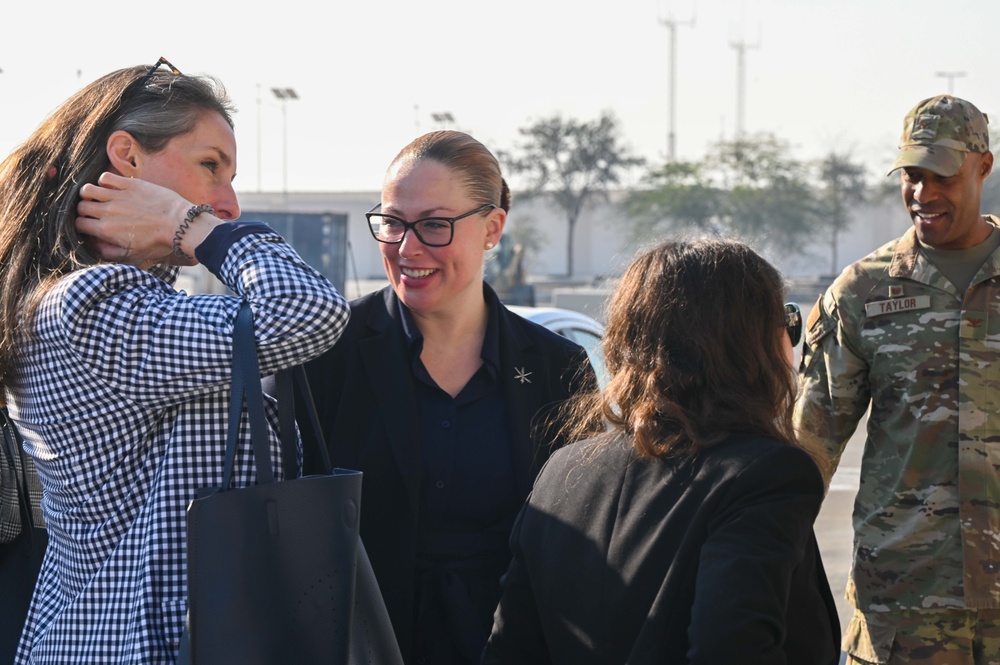 DVIDS - Images - House Staff Visit [Image 3 of 4]