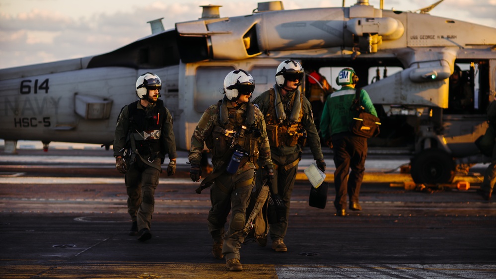 DVIDS - Images - Twilight Flight Operations aboard George Washington [Image 2 of 7]