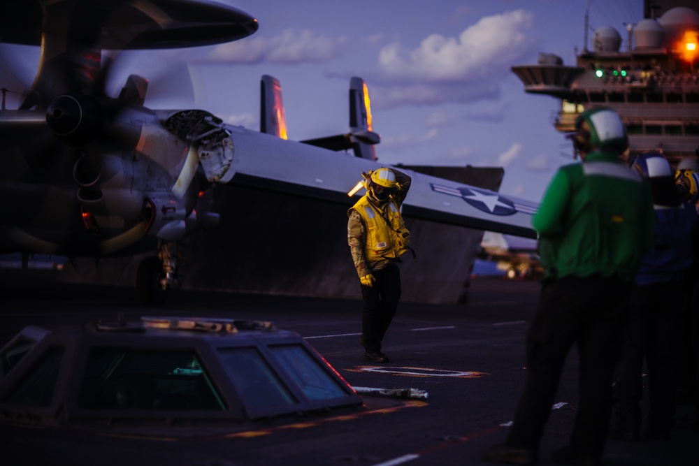DVIDS - Images - Twilight Flight Operations aboard George Washington ...