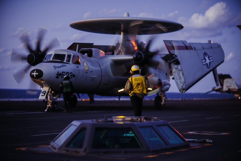 DVIDS - Images - Twilight Flight Operations aboard George Washington [Image 4 of 7]