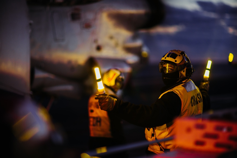 DVIDS - Images - Twilight Flight Operations aboard George Washington [Image 7 of 7]