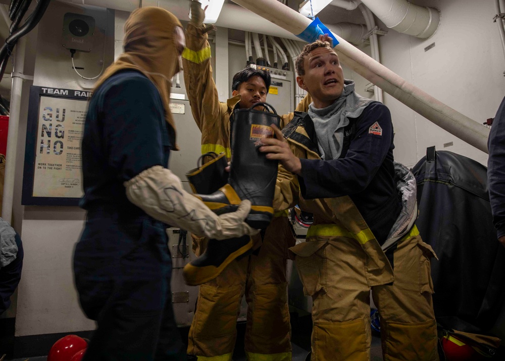 DVIDS - Images - Makin Island Conducts Fire Drill [Image 4 of 6]