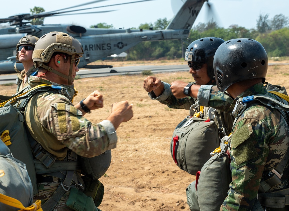 DVIDS - Images - U.S. Navy EOD, Royal Thai Navy EOD Perform Static Line ...