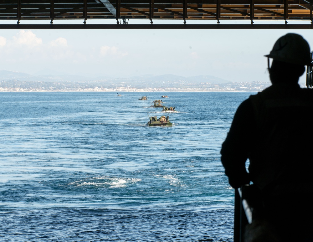 DVIDS - Images - 15th MEU ACVs Embark USS Harpers Ferry [Image 6 of 6]