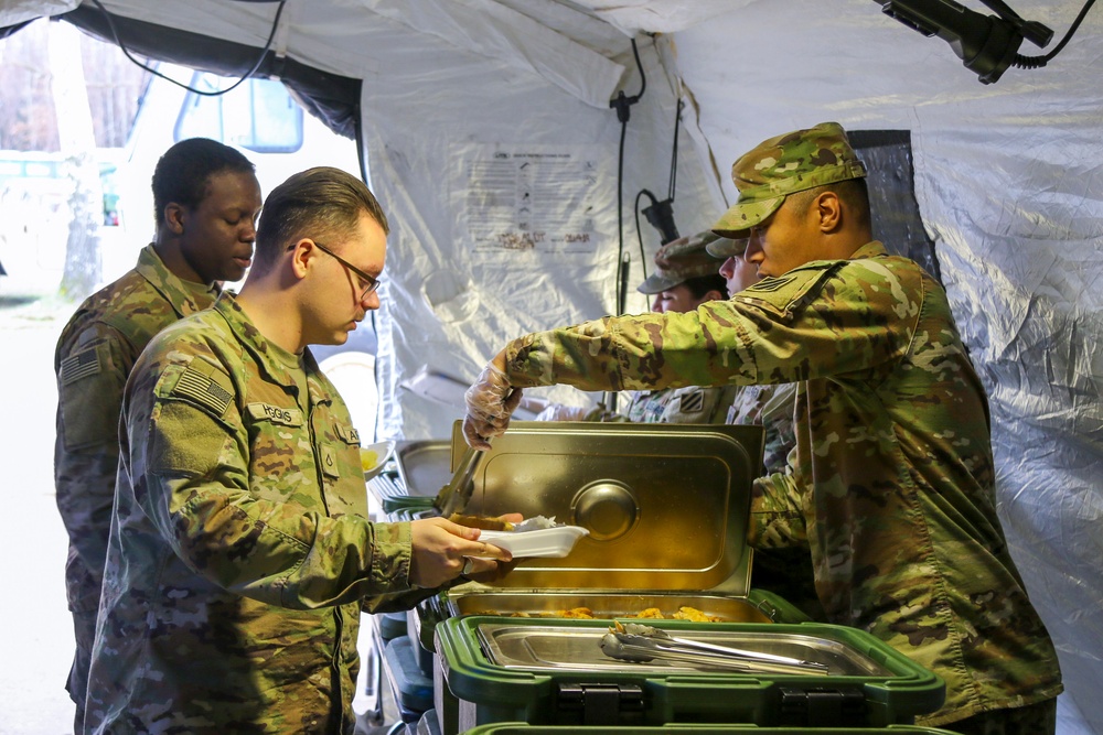 DVIDS - News - Division staff serves meals during warfighter exercises