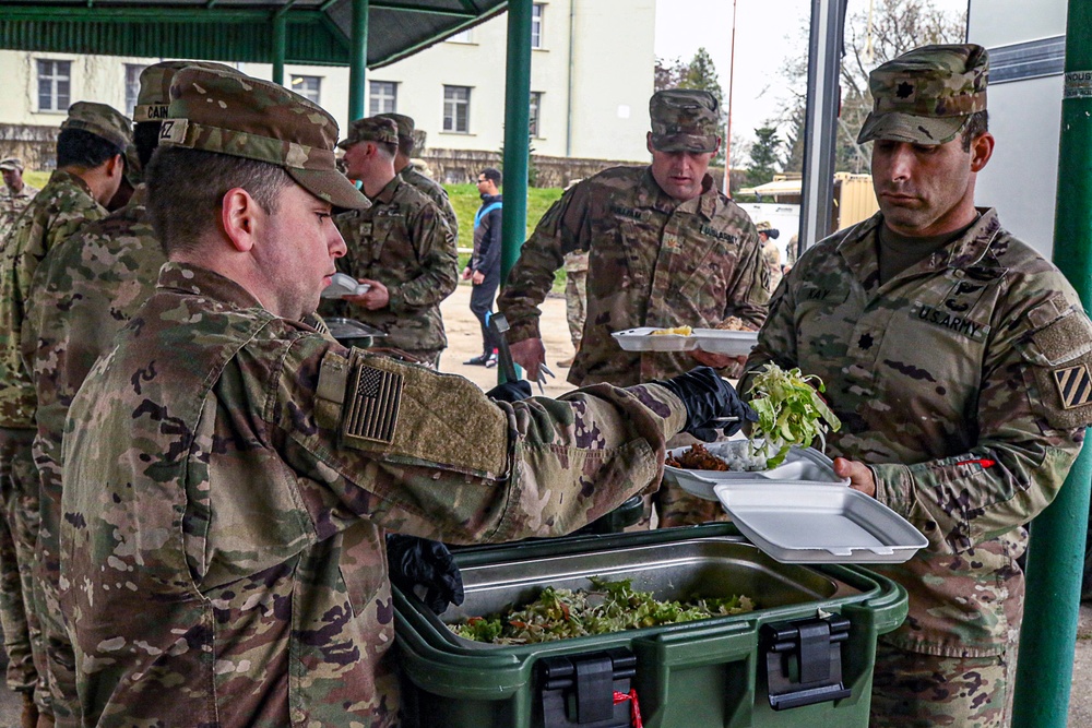 DVIDS - Images - Division staff serves meals during warfighter ...