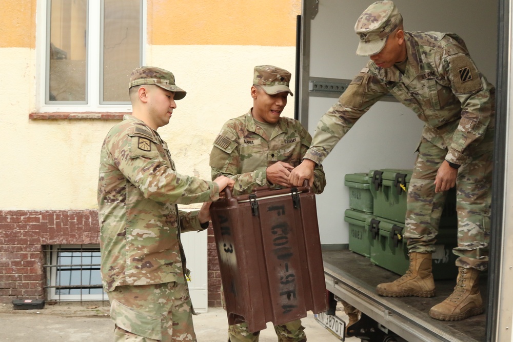 DVIDS - Images - Division staff serves meals during warfighter ...