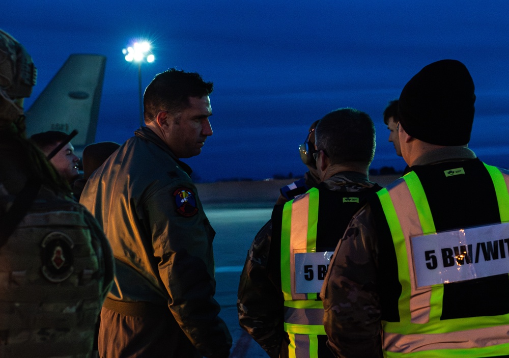 DVIDS - Images - Maintenance Airmen working into the night [Image 2 of 5]