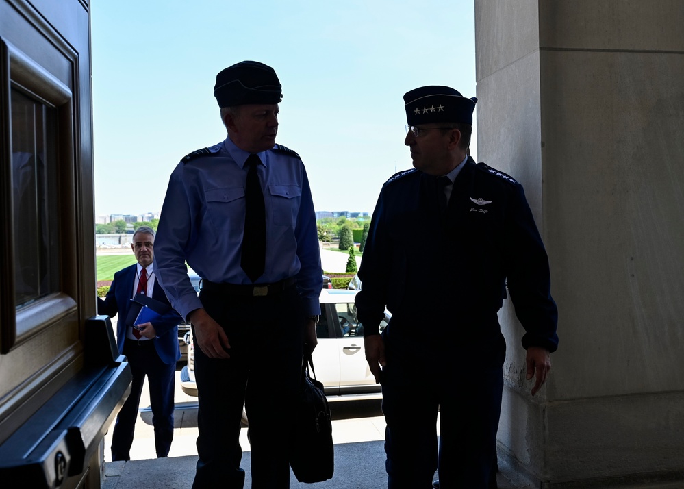 DVIDS - Images - VCSAF Slife meets British ACM Knighton [Image 3 of 6]
