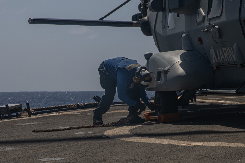 DVIDS - Images - USS Laboon (DDG 58) Conducts Flight Quarters [Image 1 ...
