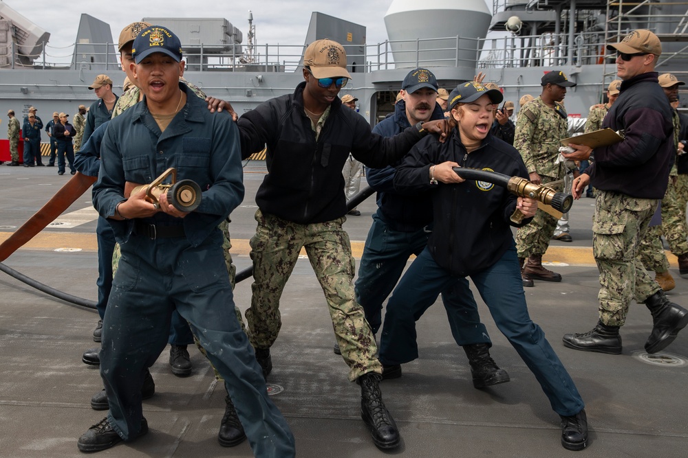 DVIDS - Images - USS Tripoli's Sailors Conduct Flight Deck Firefighting Training [Image 5 of 7]