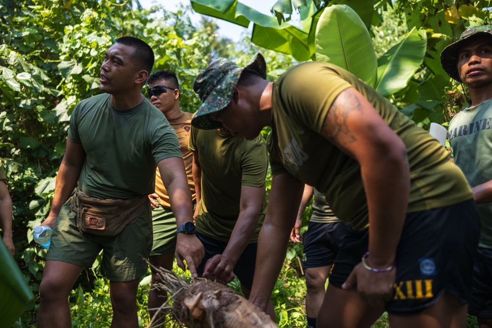 DVIDS - Images - Balikatan 24: 3d LCT Learns Jungle Survival from Philippine Marines [Image 1 of 12]