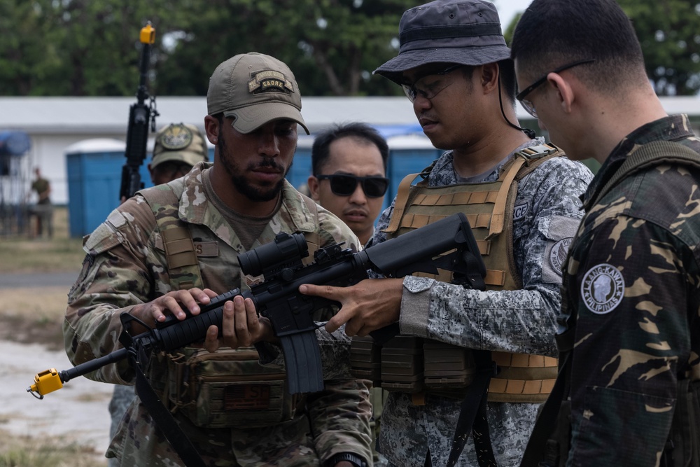 DVIDS - Images - Balikatan 24: Security Forces SMEE [Image 9 of 12]
