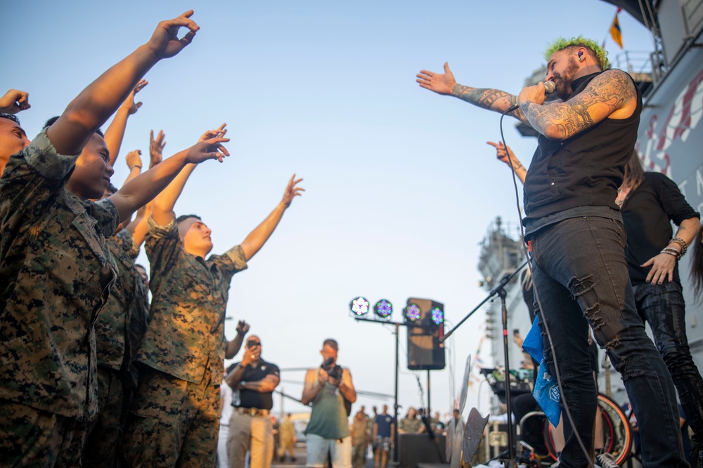 DVIDS - Images - USO farewell concert aboard the USS Bataan [Image 4 of 5]