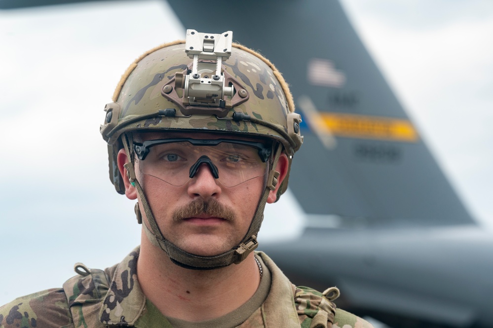 DVIDS - Images - Forward Area Refueling Point [Image 16 of 18]