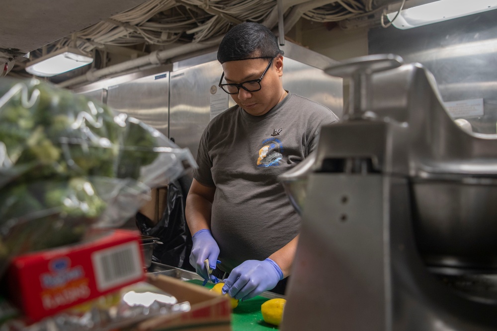 DVIDS - Images - Sailor prepares meals aboard Abraham Lincoln [Image 2 ...