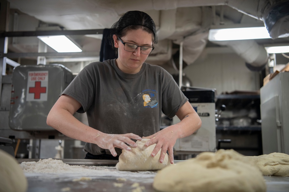 DVIDS - Images - Sailor prepares meals aboard Abraham Lincoln [Image 5 ...