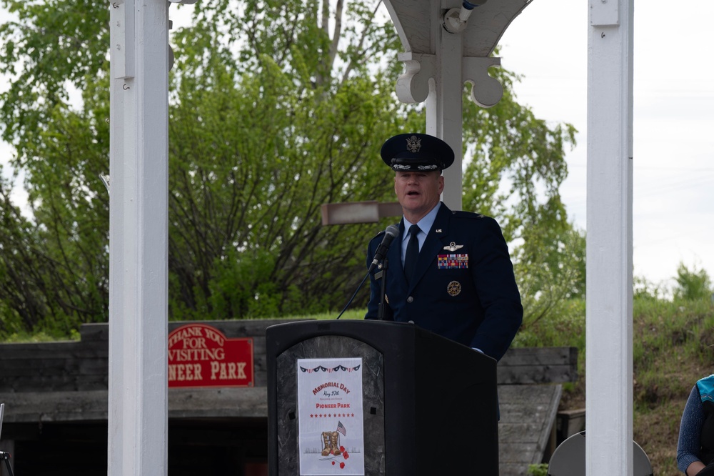 DVIDS - Images - Col. Townsend attends Memorial Day service [Image 2 of 3]
