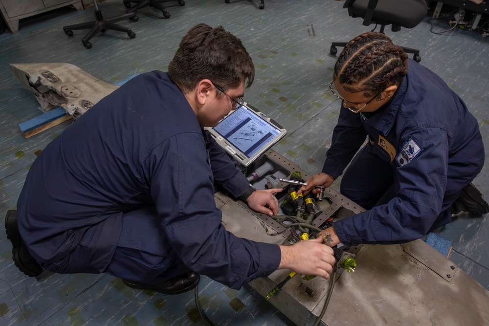 DVIDS - Images - Sailors conduct maintenance aboard Abraham Lincoln ...