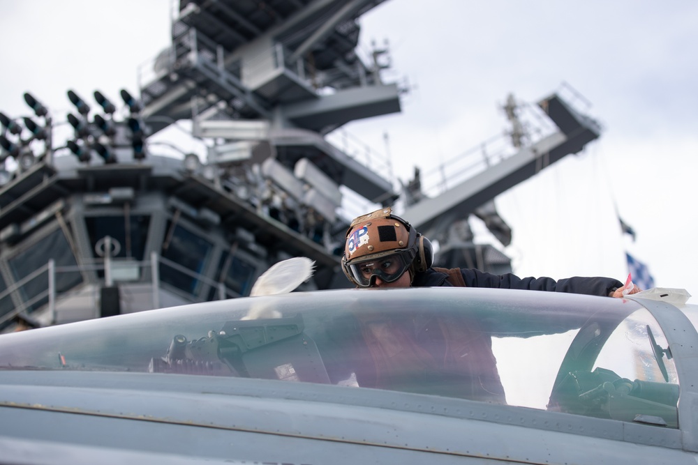 DVIDS - Images - George Washington Conduct Flight Operations [Image 3 of 5]