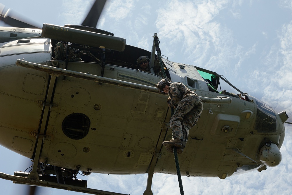 DVIDS - Images - III MEF Marines participates in a Fast Rope Master ...