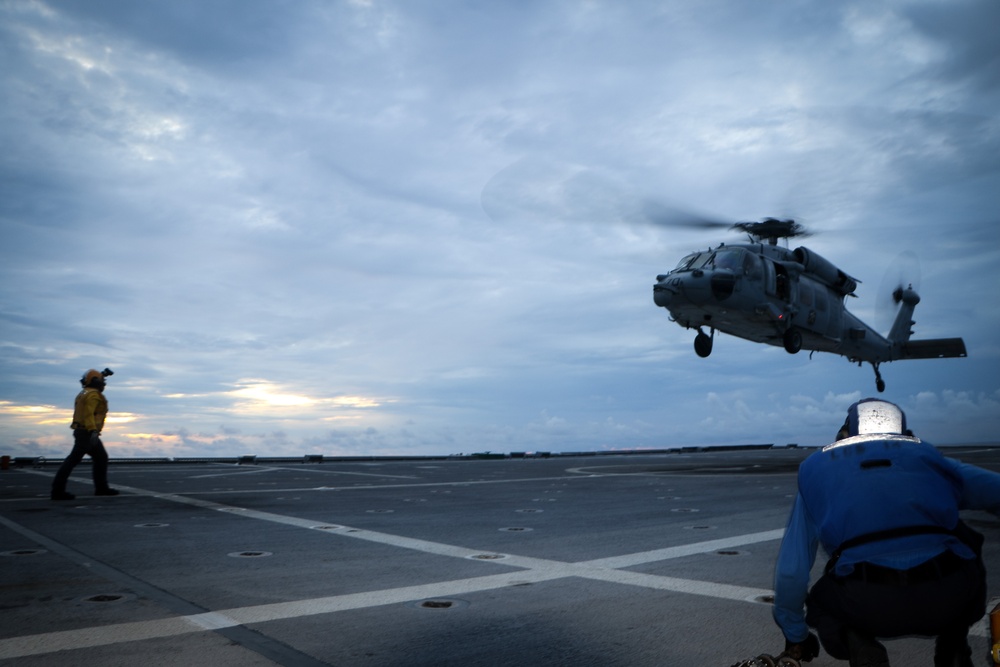 DVIDS - Images - USS Manchester and HSC 21 conduct flight operations in South China Sea