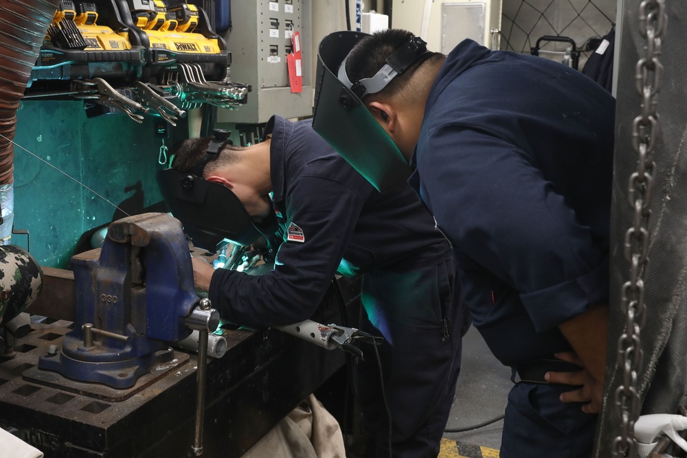 DVIDS - Images - Sailors aboard the USS Howard conduct maintenance on a ...