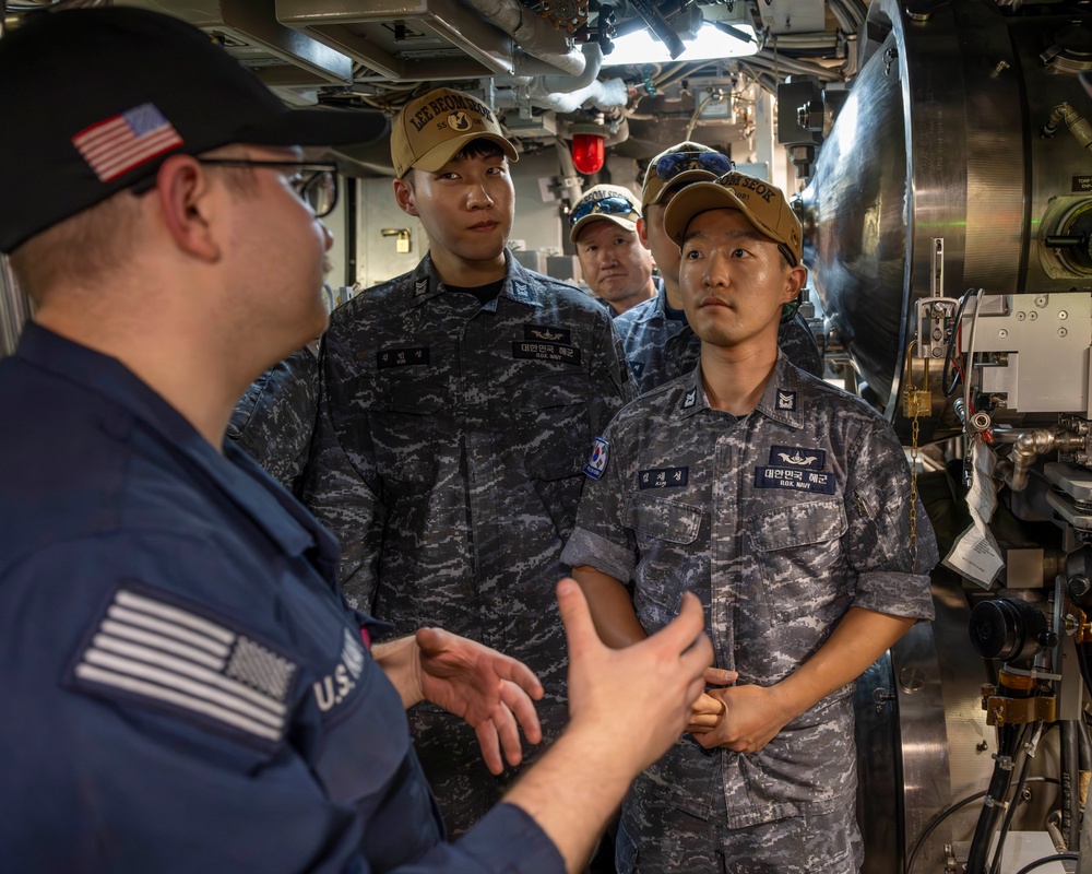 DVIDS - Images - ROK Sailors in RIMPAC 2024 Tour USS Missouri [Image 3 ...