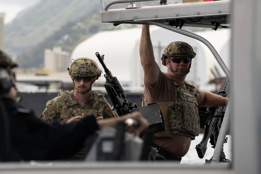 DVIDS - Images - US Coast Guardsmen with Maritime Safety and Security Team conduct security ...