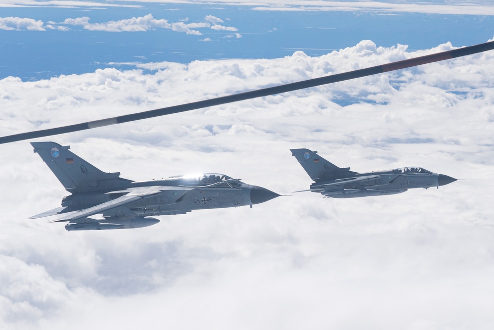 DVIDS - Images - RCAF refuels German Tornados during Arctic Defender ...